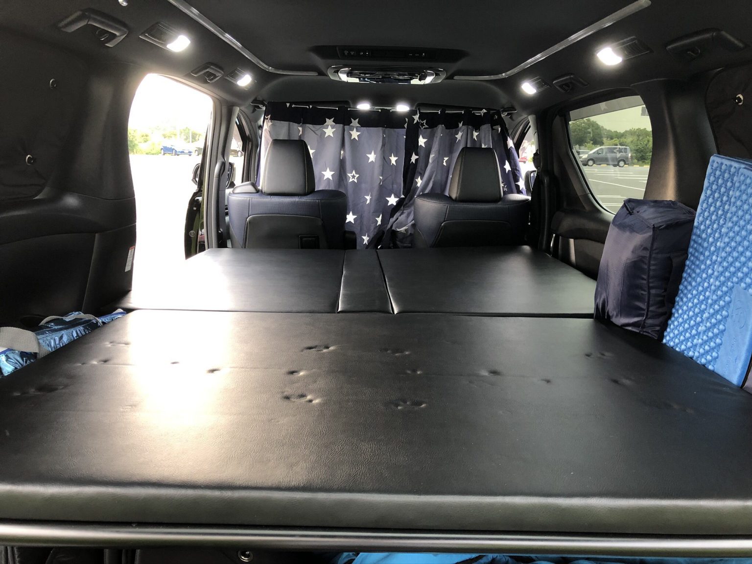 ミニバンを車中泊仕様にDIY！イレクターパイプで自作ベッドを制作 | 野遊び人、星を眺める。